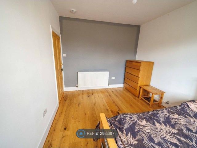 Ladbroke Road, Enfield EN1, Room to rent, £800 pcm | PrimeLocation