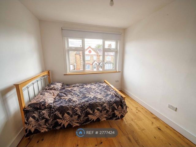Ladbroke Road, Enfield EN1, Room to rent, £800 pcm | PrimeLocation