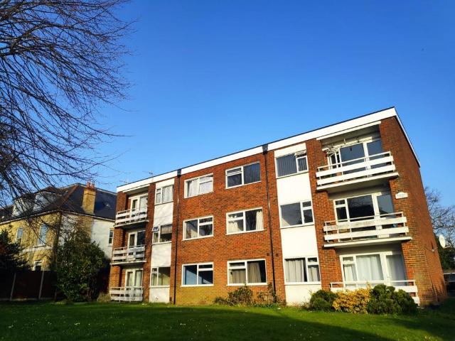 Ladbroke Road, Redhill 2 bed apartment to rent £1,600 pcm £369 pw