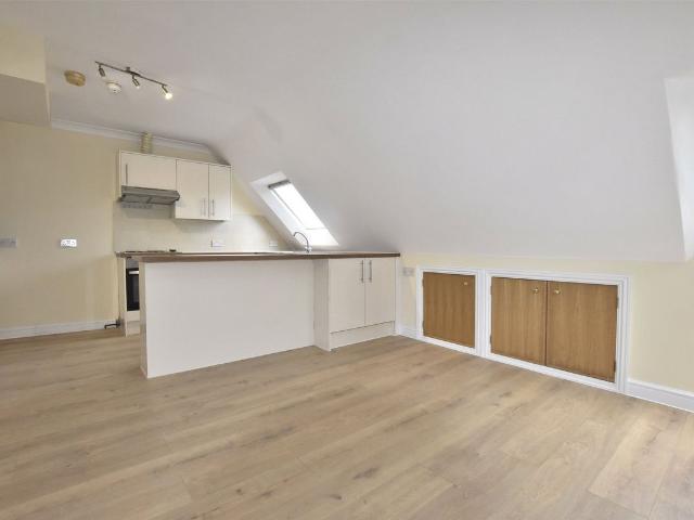 Ladbroke Road, Redhill, Surrey RH1, 1 bed flat to rent, £1,250 pcm | PrimeLocation