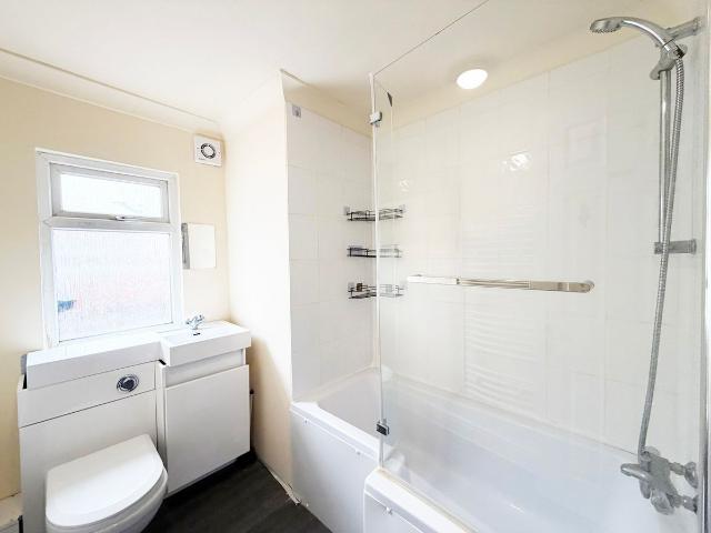 Ladbroke Road, Redhill RH1, 1 bed flat to rent, £1,250 pcm | PrimeLocation