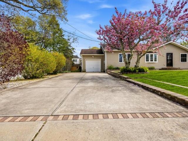 Lafayette Dr, Shirley, Home For Sale