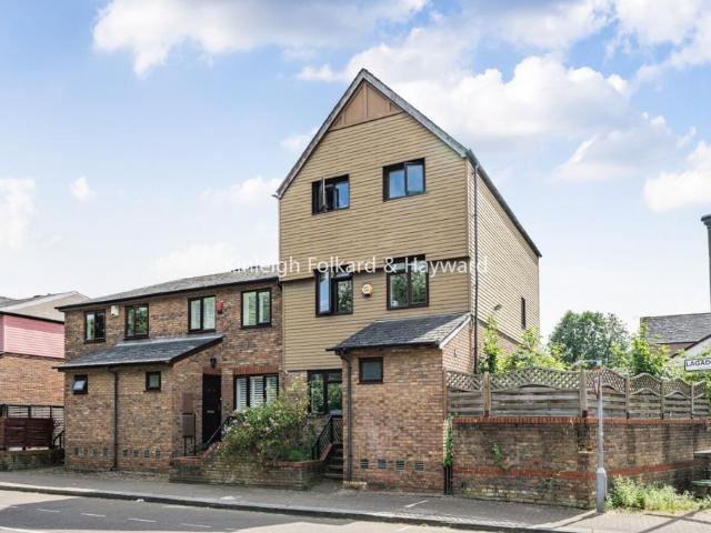 Lagado Mews, Surrey Quays, London, SE16 4 bed house to rent £4,300 pcm £992 pw