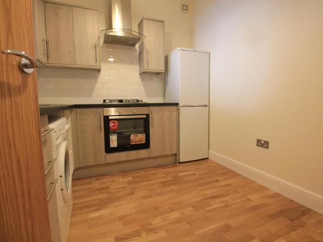Laitwood Road Balham 1 bed ground floor flat to rent £1,750 pcm £404 pw