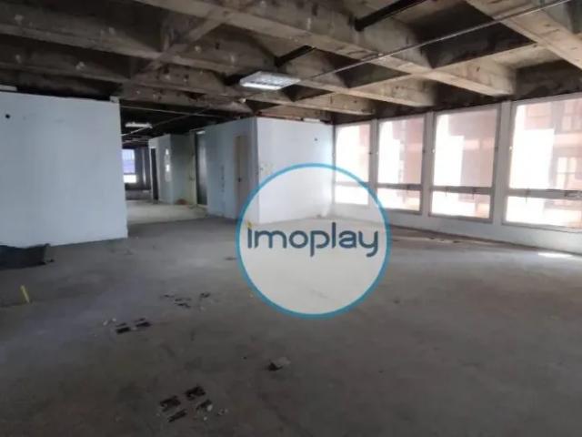 Laje comercial com 565m² vão livre, contrapiso, iluminação e 12 banheiros