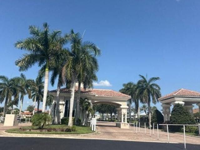 Lake Manatee Ct