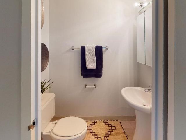 Lake Meadows Apartments 2 Bedroom Apartment for Rent at 400 E 33rd St, Chicago, IL 60616 Douglas