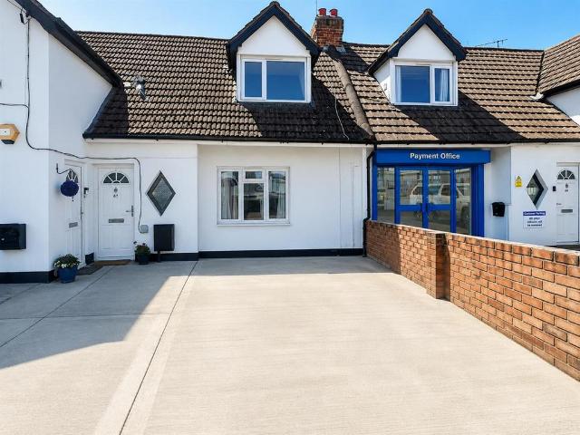Lake Avenue, Slough 2 bed maisonette to rent £1,550 pcm £358 pw