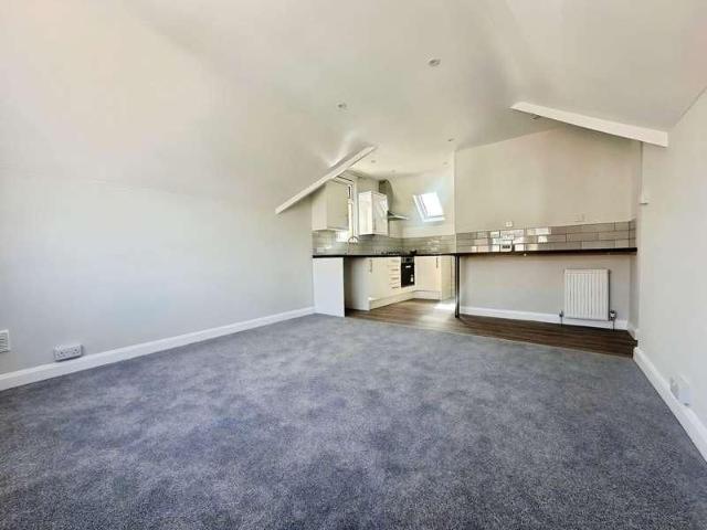 Lake Avenue, Slough, SL1