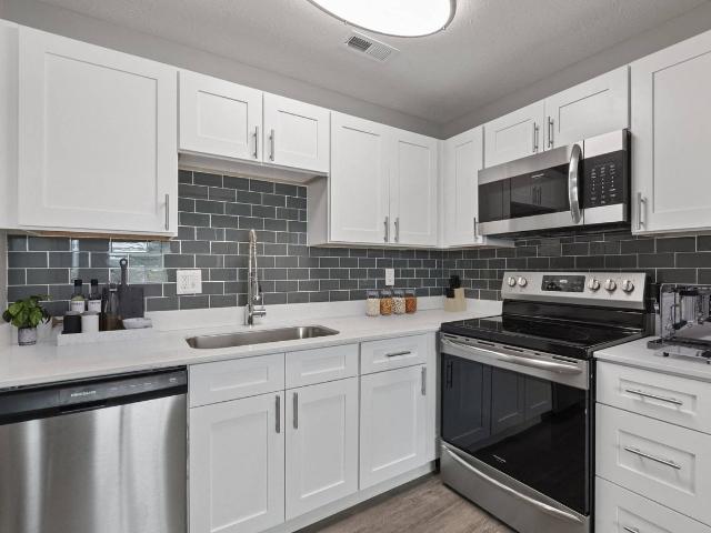 Lake Castleton Apartments Studio Apartment for Rent at 7601 Carlton Arms Dr, Indianapolis, IN 46256 I69 Fall Creek
