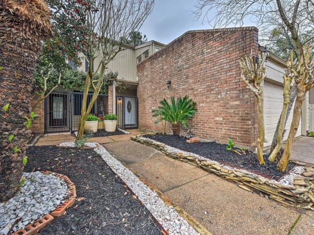 Lake Front Townhome with resort like Views!