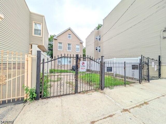 Lake St, Newark, Home For Sale