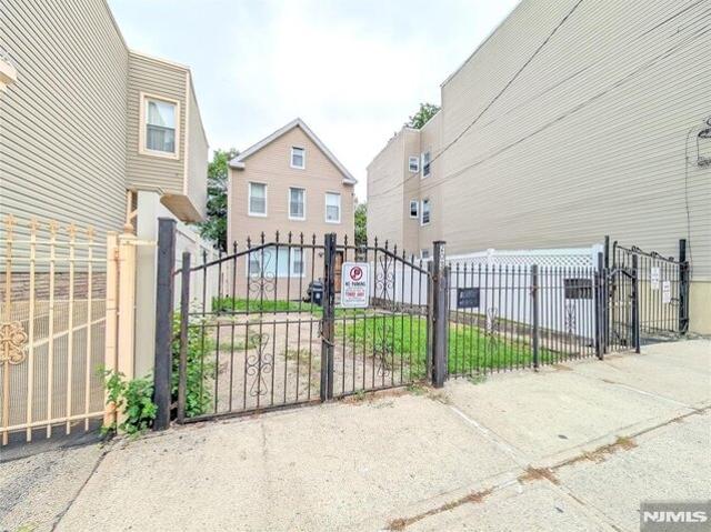 Lake St, Newark, Home For Sale
