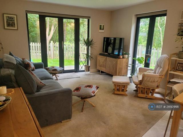Lake View Court, Waltham Cross, EN8 2 bed flat to rent £1,850 pcm £427 pw