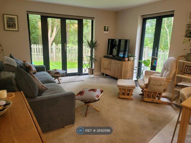 Lake View Court, Waltham Cross EN8, 2 bed flat to rent, £1,800 pcm | PrimeLocation