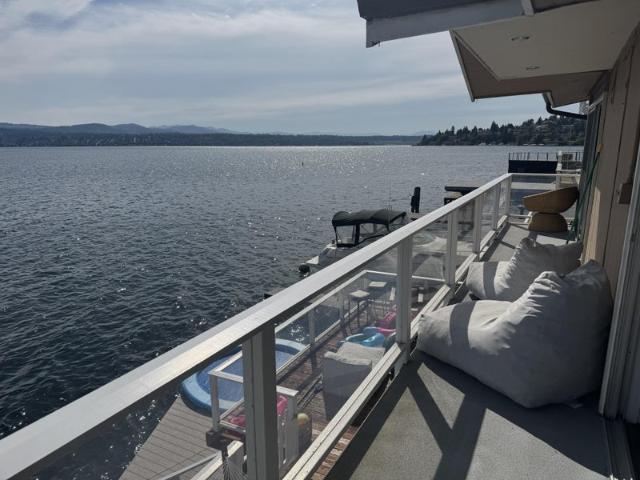 Lake Washington Waterfront Home | Furnished Rooms