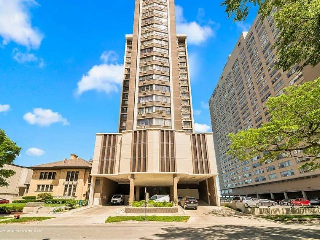 Lakefront _Bedroom Condo Steps from Loyola Univers