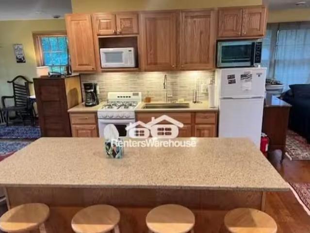 LAKEFRONT FULLY FURNISHED STUDIO 22672 Hayward Ave N