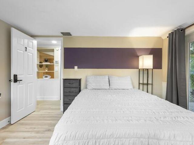 Lakefront Living with private furnished rooms in Azalea Park just off Semoran and Lake Underhill. Minutes to Downtown Orlando, MCO Airport, Winter Park, hospitals, shopping, 408