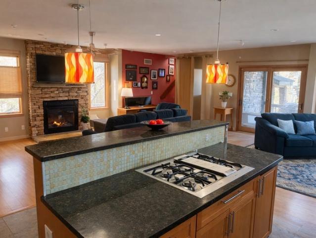 Lakefront Suite – Private Entry & Bath