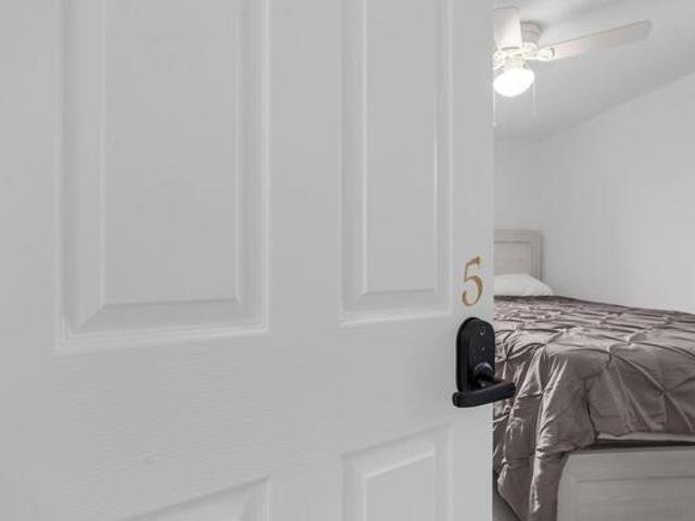 Lakeland Home with Private Baths and Laundry Room