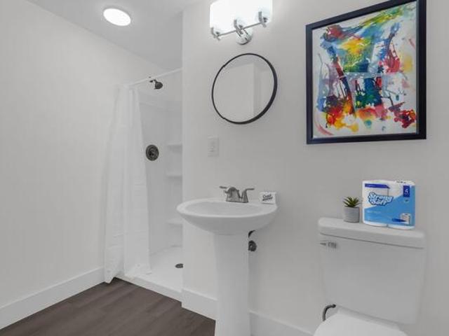 Lakeland Home with Private Baths and Laundry Room