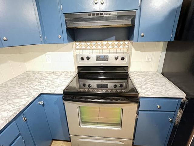 Lakeland House with Dining area and Backyard. New