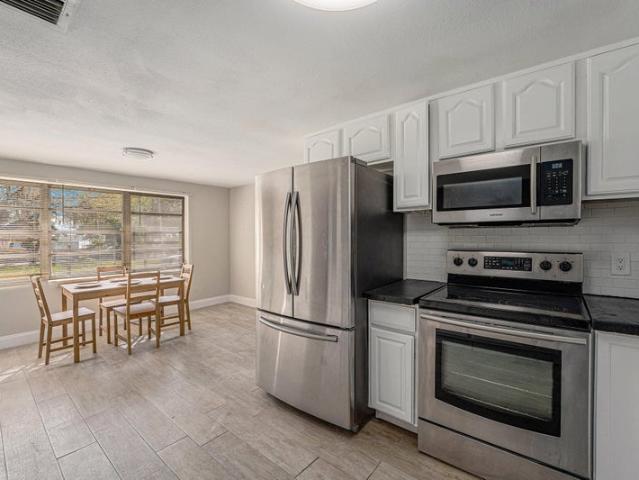 Lakeland House with Dining area. Comfy & newlyreno