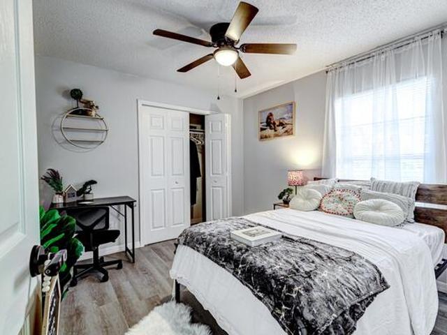 Lakeland House with Dining area. Cozy & newly renovated