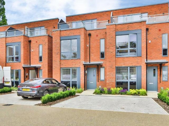 Lakenheath Close, Manchester M20 5 bed semi detached house to rent £3,200 pcm £738 pw