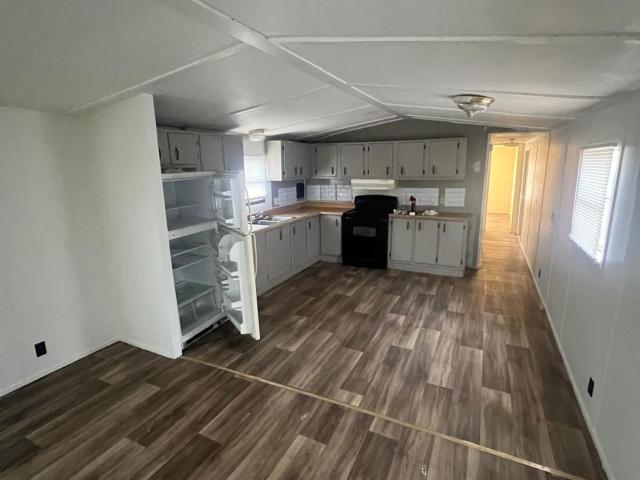 Lakeshore Place LLC Renovated 2 Bed and 3 Bed and 4 Bed Mobile Homes