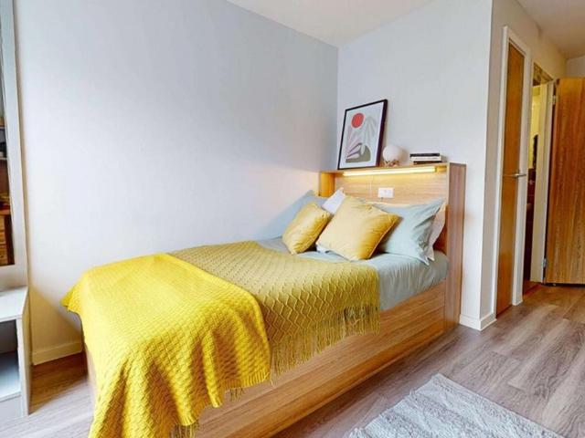 Lakeside Way Studio to rent £1,172 pcm £270 pw