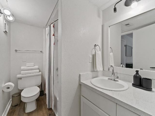 Lakeside Apartments 2 Bedroom Apartment for Rent at 9600 Golf Lakes Trl, Dallas, TX 75231