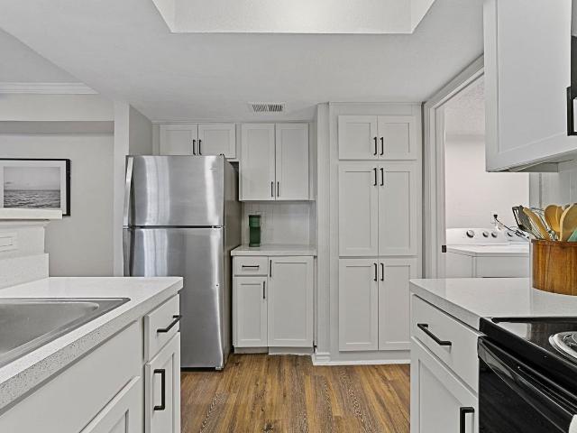 Lakeside Apartments 2 Bedroom Apartment for Rent at 9600 Golf Lakes Trl, Dallas, TX 75231