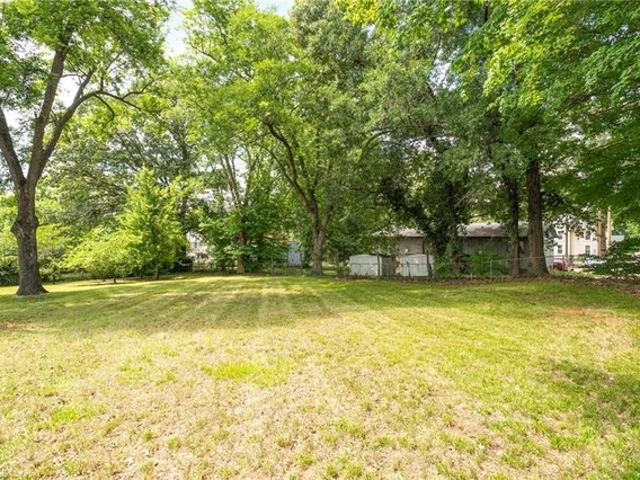 Lakeside Ave, Burlington, NC 27217