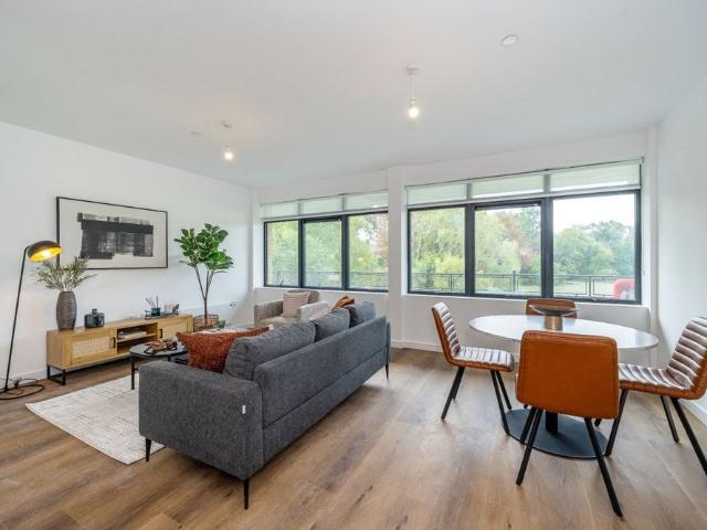 Lakeside Close