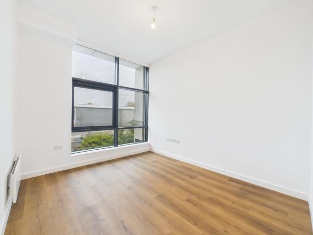 Lakeside Close, Staines Upon Thames TW18, 1 bed flat to rent, £1,400 pcm | PrimeLocation