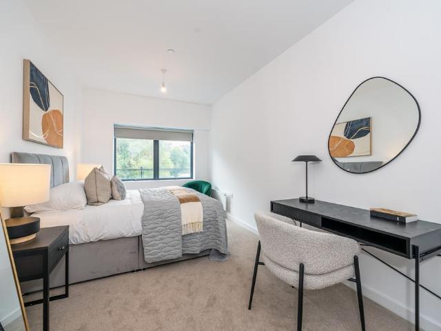 Lakeside Close, Staines Upon thames 1 bed flat to rent £1,550 pcm £358 pw