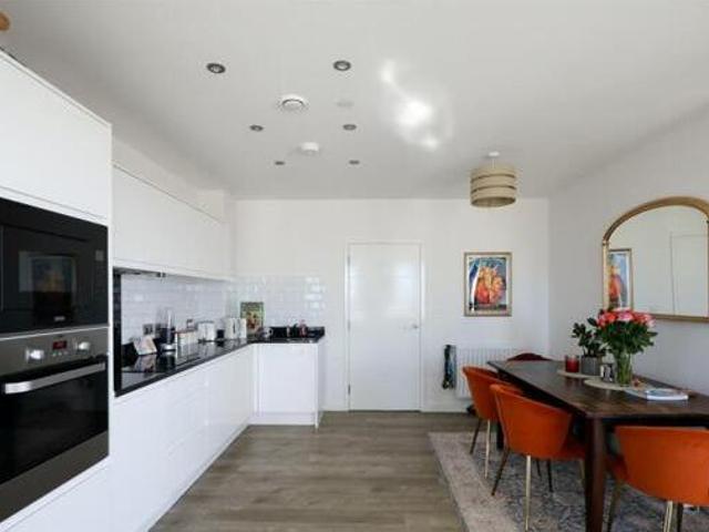 Lakeside Drive, London, 3 Bedroom Apartment
