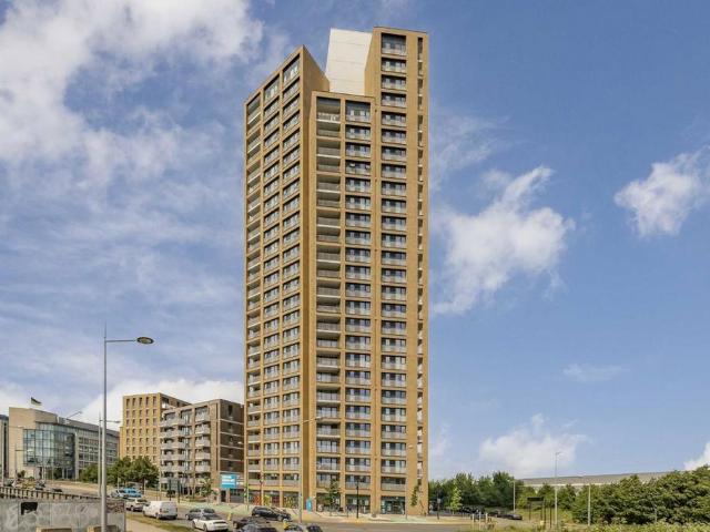 Lakeside Drive, London NW10 2 bed flat to rent £2,350 pcm £542 pw