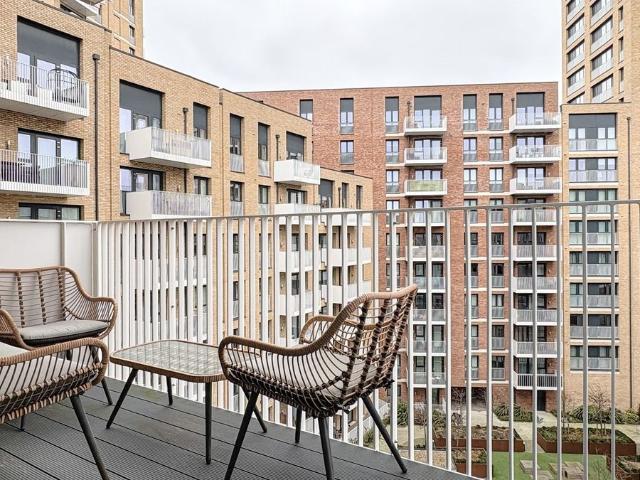 Lakeside Drive, London NW10, 2 bed flat to rent, £2,750 pcm | PrimeLocation