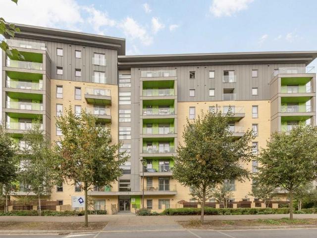 Lakeside Drive, London NW10 2 bed flat to rent £2,301 pcm £531 pw