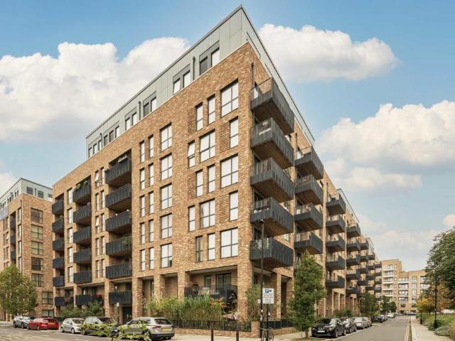 Lakeside Drive, London NW10 2 bed flat to rent £2,349 pcm £542 pw