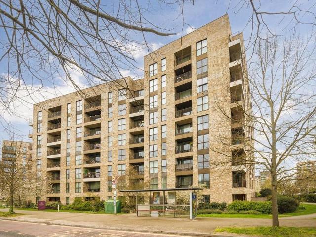 Lakeside Drive, London NW10 2 bed flat to rent £2,350 pcm £542 pw