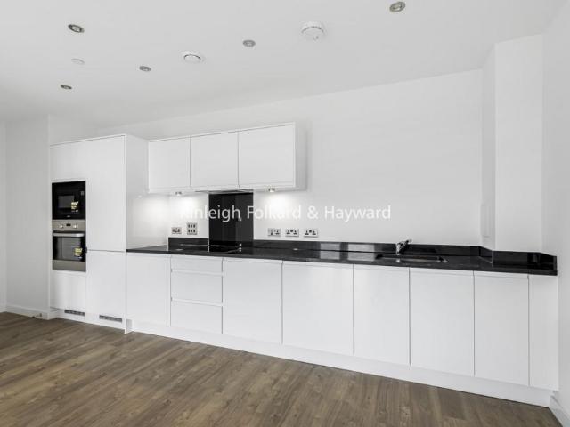 Lakeside Drive, Ealing, London, NW10 3 bed flat to rent £3,250 pcm £750 pw