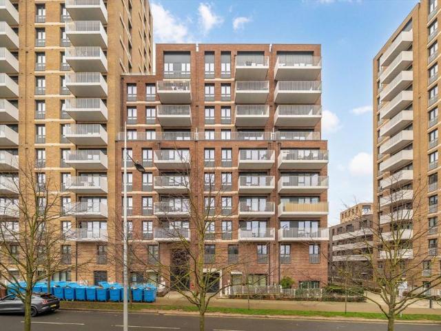 Lakeside Drive, London NW10 3 bed maisonette to rent £2,600 pcm £600 pw