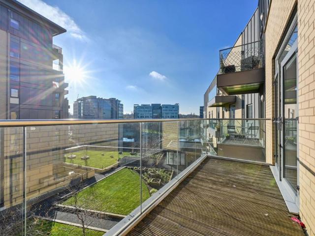 Lakeside Drive, Park Royal, London, NW10 2 bed flat to rent £2,200 pcm £508 pw