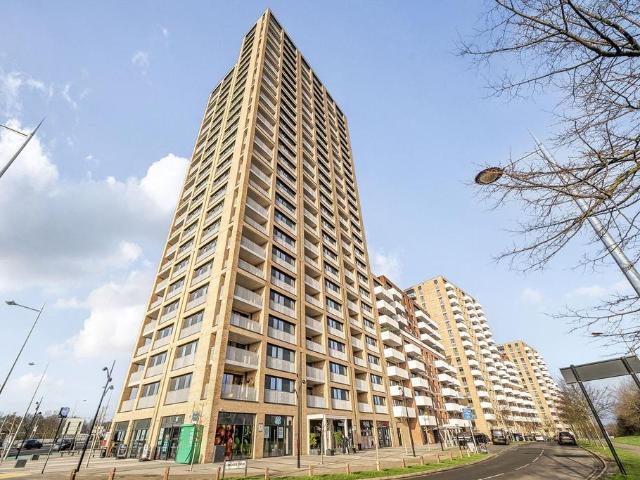 Lakeside Drive, Park Royal, London, NW10 2 bed flat to rent £2,400 pcm £554 pw