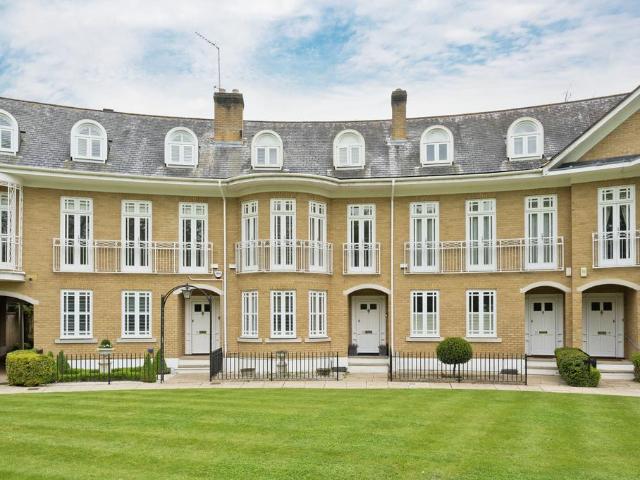 Lakeside Grange, Weybridge, Surrey, KT13 4 bed terraced house to rent £4,200 pcm £969 pw