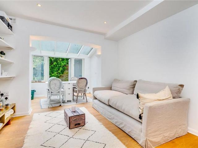 Lakeside Road, London W14 2 bed flat to rent £2,500 pcm £577 pw